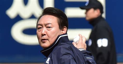 尹 프로야구 개막전 시구 스트라이크존서울대 법대 야구부 활동종합