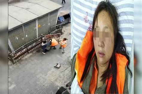 执法人员清理广告时乱扔纸屑与环卫工人起冲突 被行拘10日并罚款