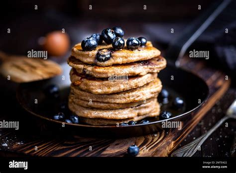 Pancakes Mit Blaubeeren Heidelbeeren Stock Photo Alamy