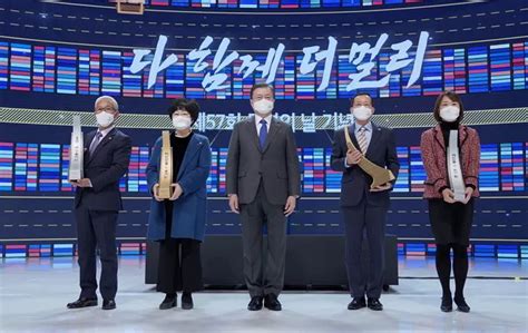 문재인 대통령 “기적처럼 ‘수출이 회복한 건 ‘k 방역 성과 덕분” 인사이트