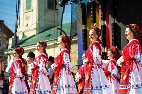 루마니아 트 란 실바 니 아에서 전통 의상을 입은 루마니아 댄서 Dance Troupe에 대한 스톡 사진 및 기타 이미지