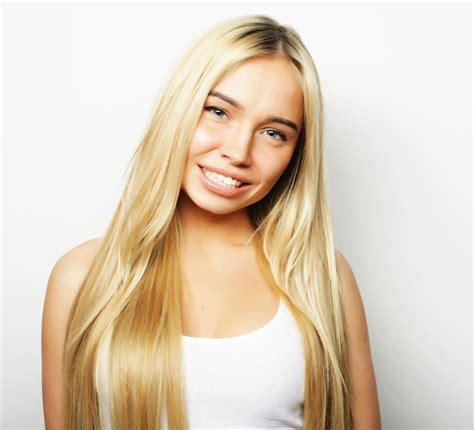 Joven Linda Chica Rubia Sonriente Sobre Fondo Blanco Foto Premium