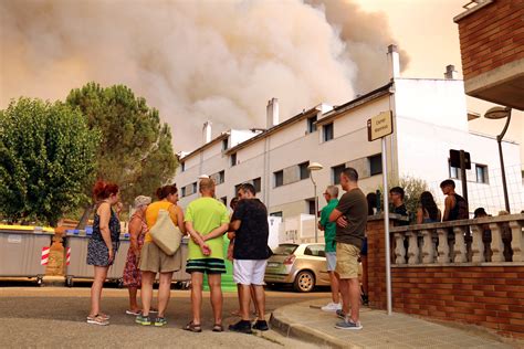 Las Llamas Del Incendio Del Pont De Vilomara Llegan A Los Hogares Y