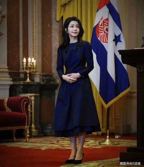 53 岁韩国第一夫人金建希：时尚穿搭范本，争议背后的传奇人生姐妹优势身材