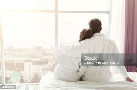 Photo Libre De Droit De Matin Dheureux Jeune Couple Se Reposer Dans Une