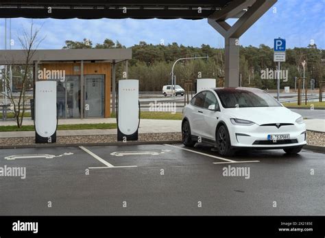 Tesla Model X In Tesla Supercharger V4 Mit Lounge Deutsche Fabrik Giga