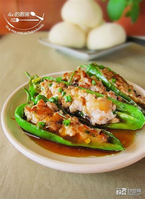 好豆家常菜——青椒酿肉】做法：1）新鲜猪后腿肉洗净，擦干水分，剔去筋膜。2）将肉剁成细肉茸。3）肉茸中加入蛋清、少量盐搅打均匀、上劲。4）泡发