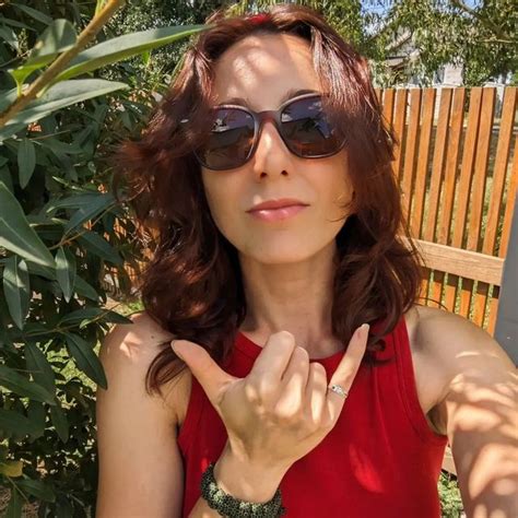 Можливо це через те що друзі і знайомі якщо почнуть вас підтримувати