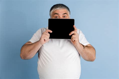 잘 생긴 백인 플러스 크기 남성 모델 블루 스튜디오 배경에 고립 포용의 개념 인간의 감정 얼굴 표정 45 49세에 대한 스톡