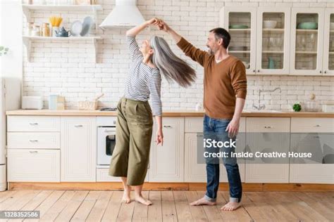 성숙한 가족 중년 부부 아내와 남편은 데이트 기념일을 축하 부엌에서 함께 춤을 활동적인 선배 사랑과 관계 개념 사회적 거리 춤에 대한 스톡 사진 및 기타 이미지 Istock