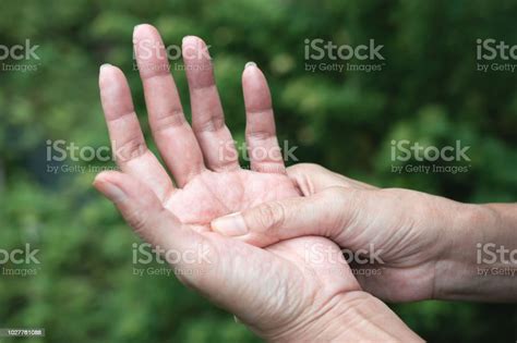 사람의 근접 촬영 손을 마사지 자연 배경 건강 개념에 고통에서 그녀의 손을 건강관리와 의술에 대한 스톡 사진 및 기타 이미지