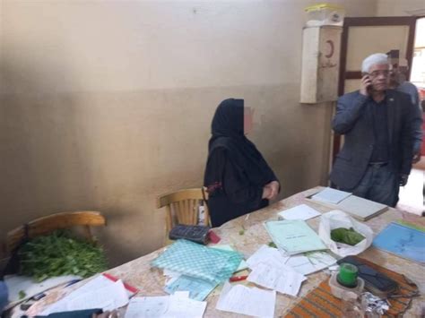 بالصور إحالة مدير مدرسة مصرية وموظفتين للتحقيق بسبب تنظيف الملوخية في