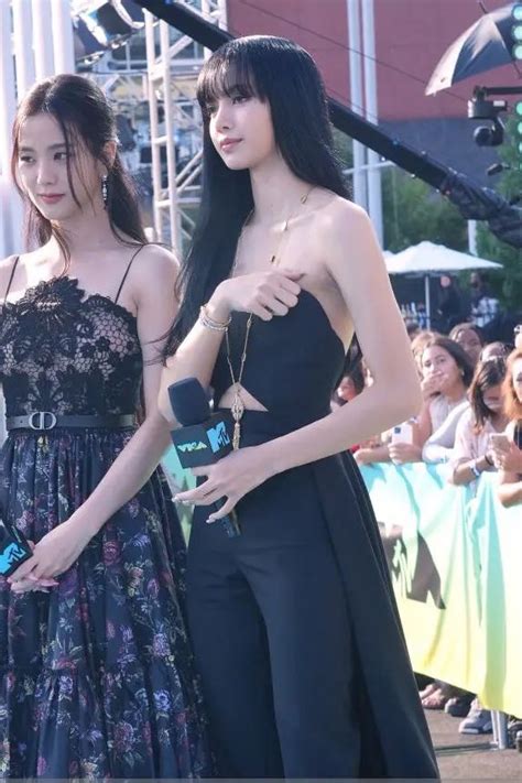 ミ on Twitter RT lalisamgger Lisa looks so good oh my god
