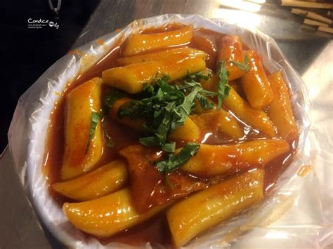弘大美食弘大紅包車首爾小吃 路邊攤吃辣炒年糕 魚板 紫菜飯捲 陳小沁の吃喝玩樂