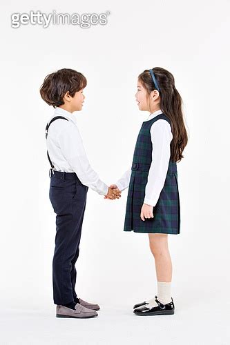 한국인 초등학생 신입생 미소 친구 어린이 인간의나이 손잡기 홀딩 악수 믿음 컨셉 이미지