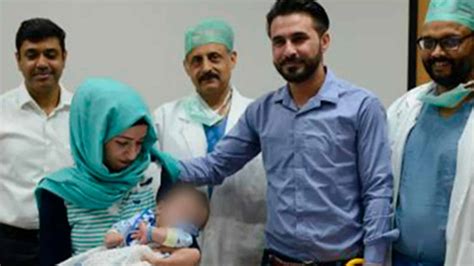 Nace bebé con 4 piernas y 4 brazos en la India lo consideran