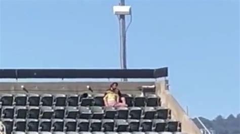 Fanno Sesso In Diretta Durante La Partita Caccia Alla Coppia Bollente