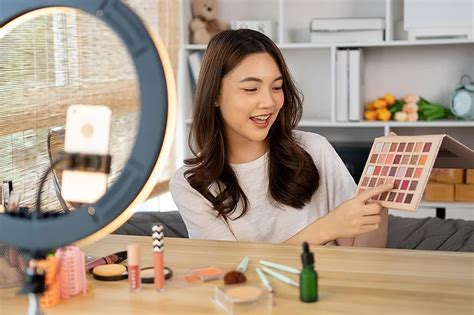 The Impact Of Social Media On Beauty Trends Hollywood Institute