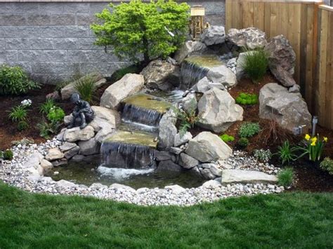 mini bassin de jardin avec cascade décorative en pierre naturelle