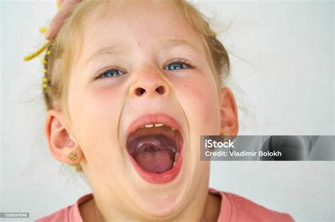 Зевает Ребенок Девушка Смеется Крупным Планом Лица На Белом Фоне Маленькая Девочка Показывает