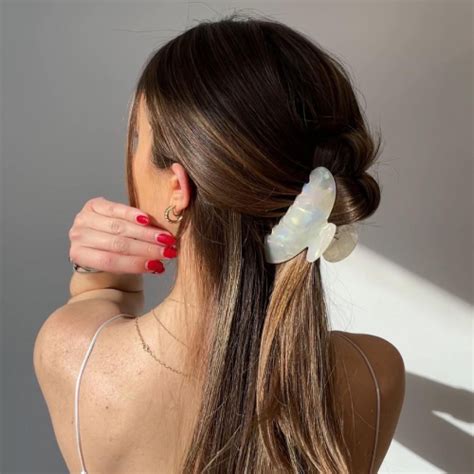 90s Claw Clip Hairstyles A Trendy Comeback From The Past