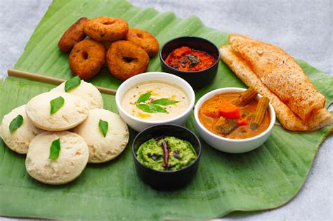 유명한 남인도 음식 Idli Vada Medu Vada Sambar 코코넛 Chatney 및 토마토 Chatney와 함께