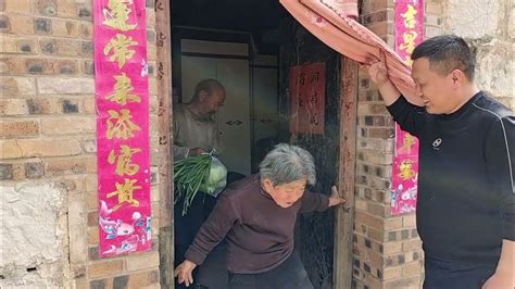 小伙给山里老人买菜，看看老人是怎样回谢他的？农村人就是热情！ Youtube