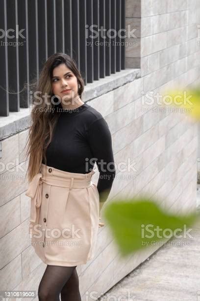 긴 머리를 가진 아름다운 젊은 라틴 여성을 서있는 날에는 스커트 라이프 스타일 및 아름다움이있는 캐주얼 한 옷을 입고 있습니다 20 24세에 대한 스톡 사진 및 기타 이미지