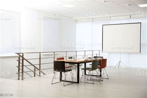 대형 테이블과 프로젝션 스크린이 있는 현대적인 회의실 인테리어 영사막에 대한 스톡 사진 및 기타 이미지 영사막 대형 0명 Istock