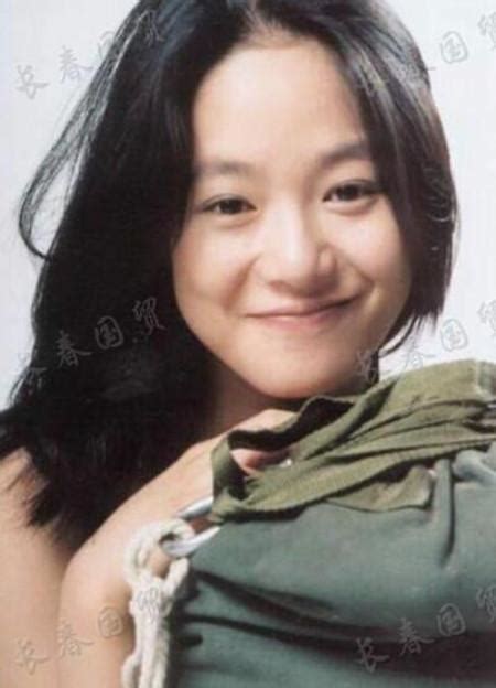 姜文妻子周韵青涩旧照曝光，五官精致清纯可人，曾为选美冠军