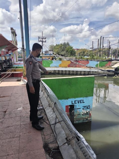 Polsek Asemrowo Cek Debit Air Sungai Waspada Adanya Potensi Bencana Banjir