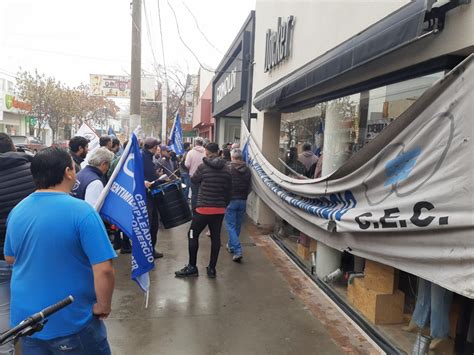 Protesta en comercio céntrico por empleados en negro y supuesto