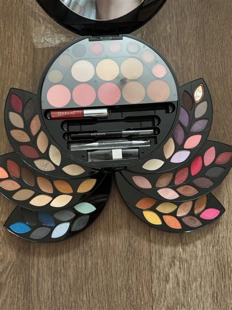 Палетка від Douglas тіні бронзер румяна помада — цена 1600 грн в каталоге Наборы