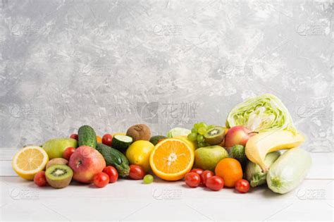 有灰色背景和复制空间的水果和蔬菜
