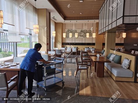 酒店餐厅早餐自助服务员收餐具图片素材下载 各行各业素材下的餐饮业图片素材 汇图网