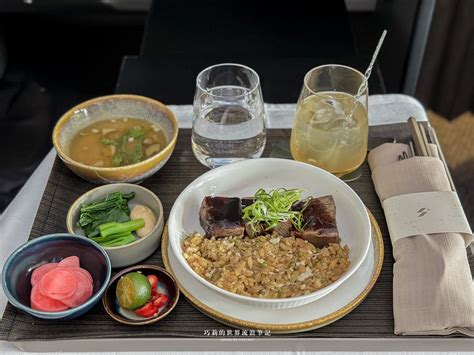 星宇航空商務艙開箱｜台北新加坡jx731、jx732質感玫瑰金座艙4k螢幕、隱藏版星宇特調、免費wifi、usb充電，全平躺的奢華飛行體驗