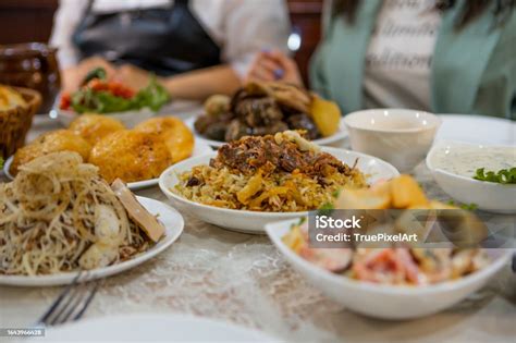 모듬 우즈베키스탄 음식 세트 필라프 삼사 라그만 만타 슈르파 중앙 아시아 음식 수제 우즈벡 필라프 또는 양고기로 만든 플로브는 주철 조리기구에 담겨 제공됩니다 카자흐스탄에