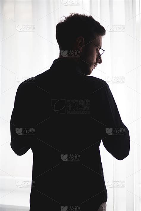 一个年轻人在酒店房间里的剪影