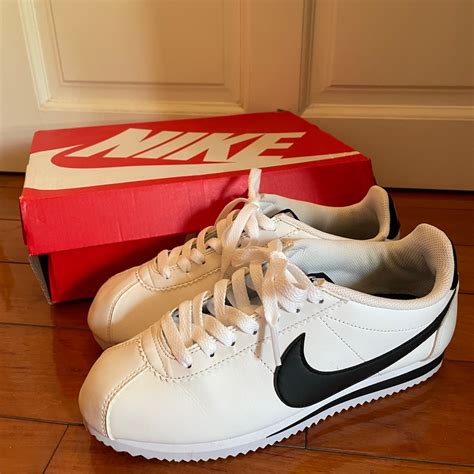 二手｜nike Wmns Classic Cortez Leather 阿甘鞋 245cm 她的時尚 鞋類 運動鞋、球鞋在旋轉拍賣