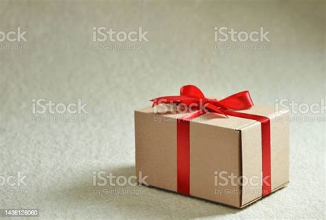 노란색 대리석 배경에 활이 달린 빨간 리본으로 묶인 선물 상자는 높은 각도에서 스튜디오에서 촬영했습니다 복사 공간 포함 계절에 대한 스톡 사진 및 기타 이미지 Istock