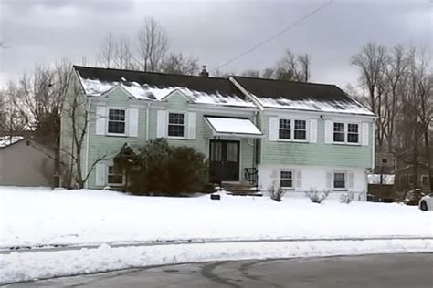 Man Tied Up In His Home And Robbed By Three Armed Suspects Informing News