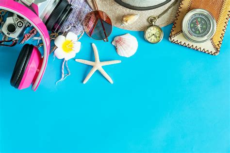 자유로운 공간을 가진 파란 배경에 사진기 헤드폰 선글라스 나침반 불가사리와 포탄에서 여행 배경 모래에 대한 스톡 사진 및 기타