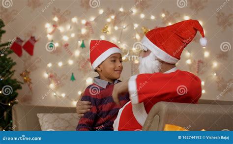 Un Niño Pequeño Se Sienta En El Regazo De Santa Recibe Un Regalo De Navidad Metrajes Vídeo