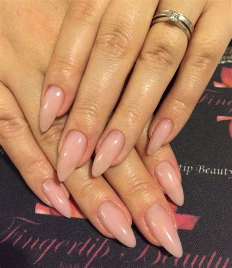 Gelnägel natur sind der eleganteste Nageltrend des Jahres Gel