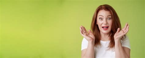 Feliz surpresa feliz ruiva mãe de meia idade surpresa ofegante bater palmas impressionar olhar