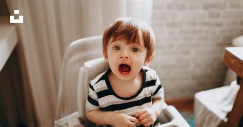 흑백 줄무늬 셔츠를 입은 소년이 흰색 높은 의자에 앉아 있다 사진 Unsplash의 무료 가구 이미지