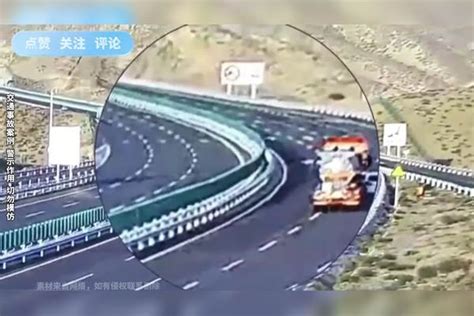 两辆大货车夹缝中小车强行变道超车