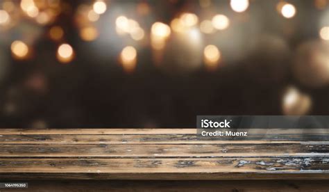 Bokeh 背景與舊木桌 照片檔及更多 咖啡色 照片 咖啡色 德國 摄影 Istock