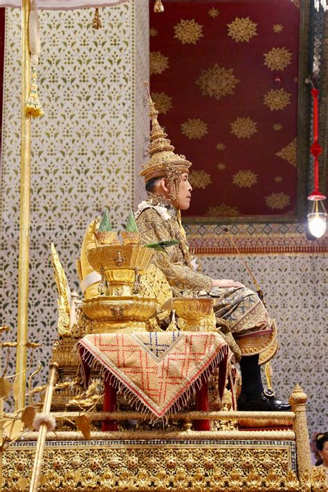 ร 10 เสด็จประทับพระที่นั่งพุดตานกาญจนสิงหาสน์ ใต้พระนพปฎลมหาเศวตฉัตร