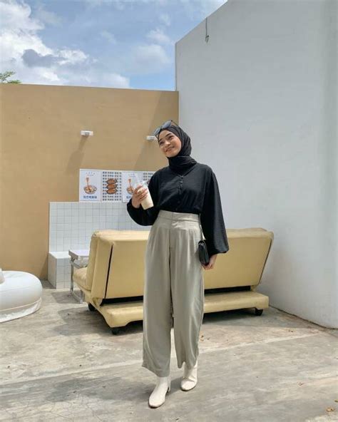 5 Ootd Kemeja Hitam Dengan Rok Dan Celana Cocok Untuk Hijabers Indozone Beauty